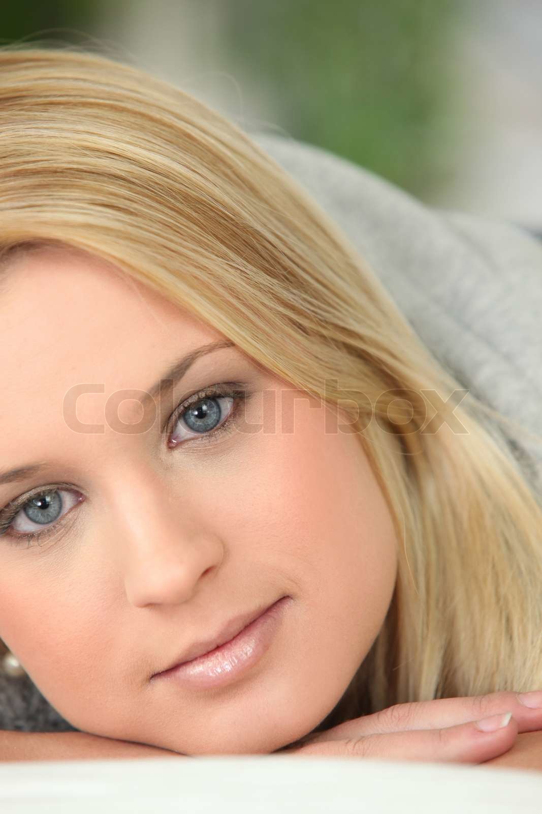 Close Up Af En Ung Smuk Blondine Ansigt Stock Foto Colourbox