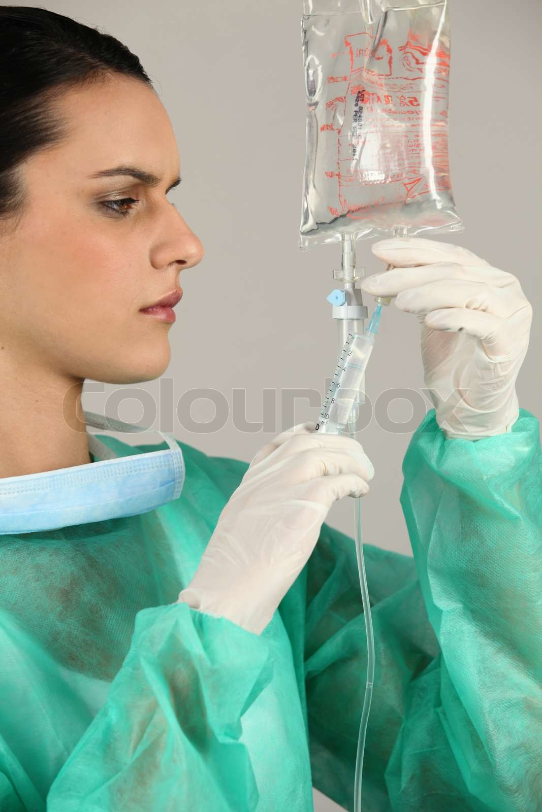 Arzt eine Infusion anschließen | Stock Bild | Colourbox