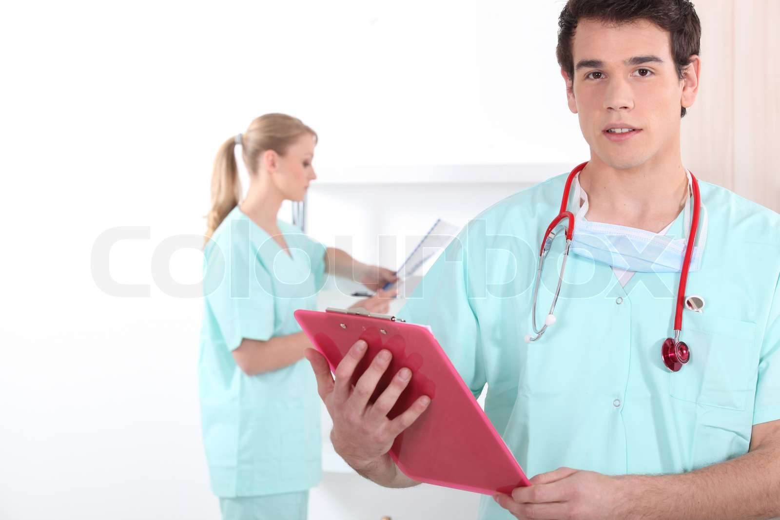 Junge Sanitäter mit einem Klemmbrett | Stock Bild | Colourbox