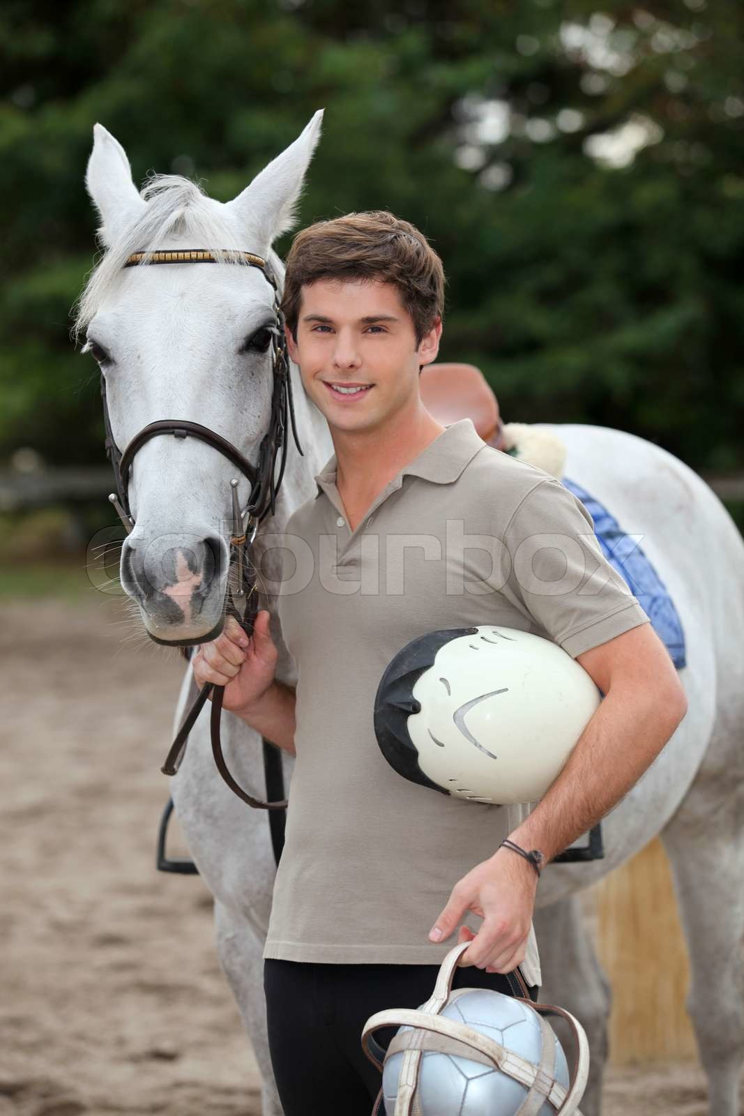Teenage Junge stand mit Pferd | Stock Bild | Colourbox