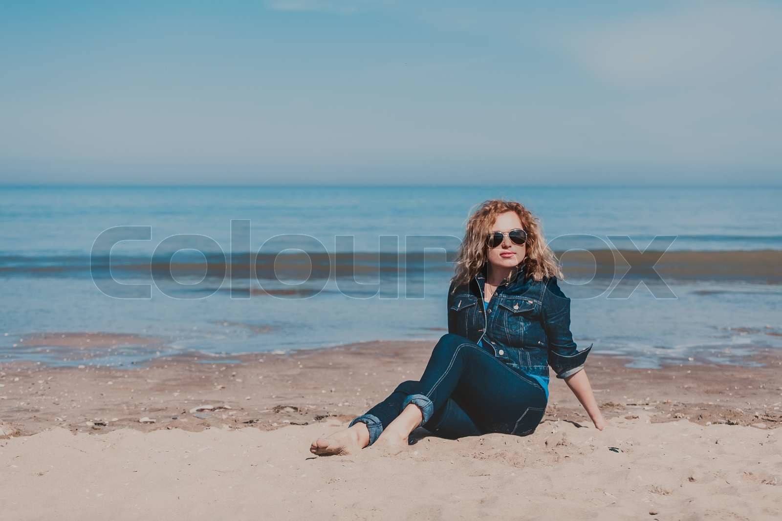 Ung Kvinde Gå Alene På Stranden Stock Foto Colourbox