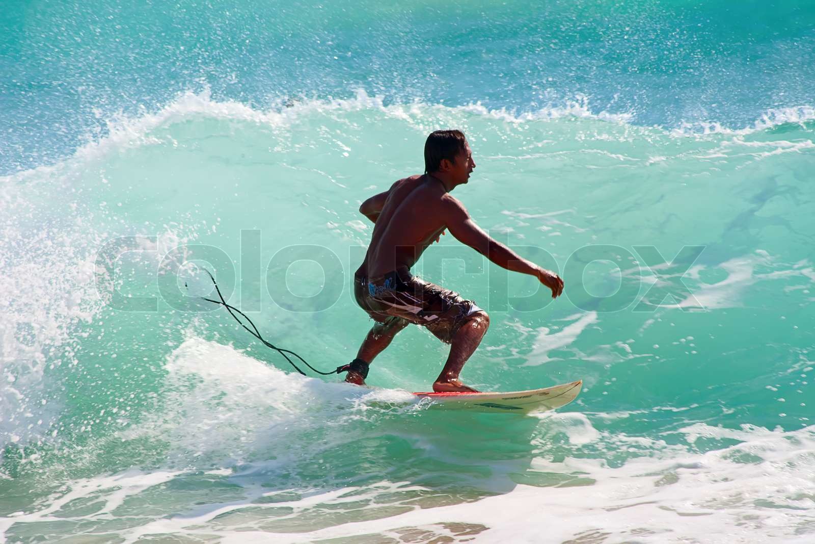 Surfen auf den Wellen | Stock Bild | Colourbox
