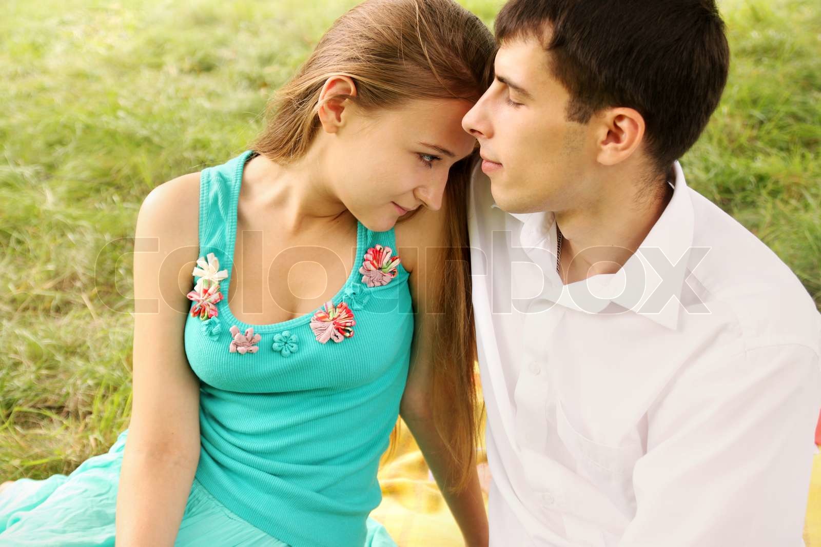 umarmen einander | Stock Bild | Colourbox