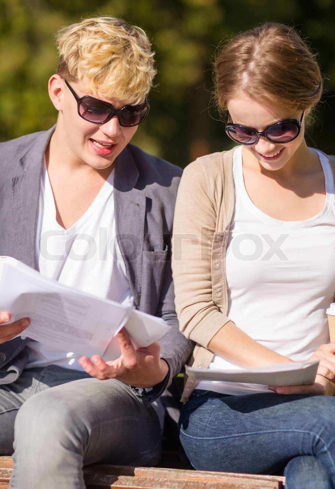 zwei Studenten oder Jugendliche rumhängen | Stock Bild | Colourbox