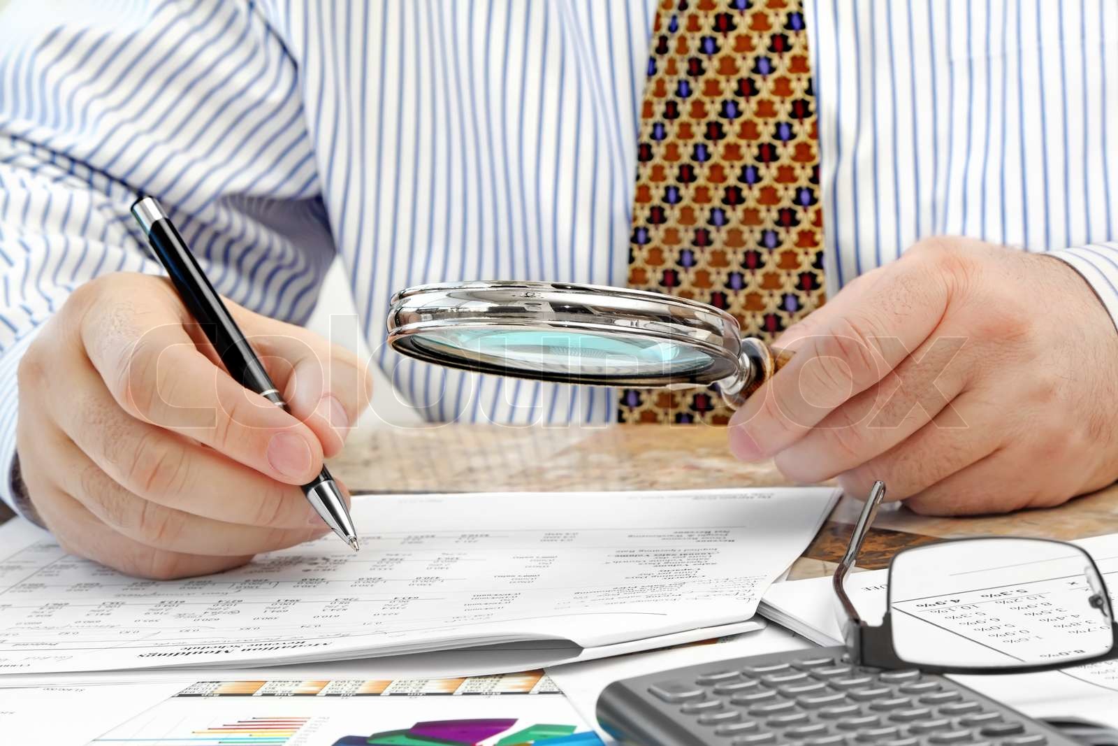 männliche Hände mit Stift und Lupe | Stock Bild | Colourbox