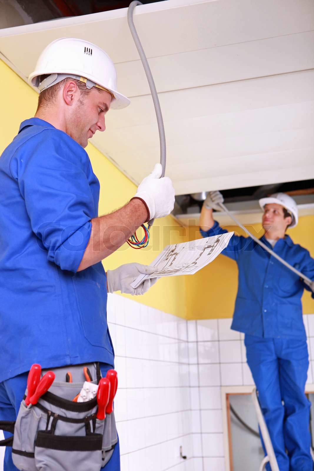 Elektrikere installere elektriske kabler | Stock foto | Colourbox