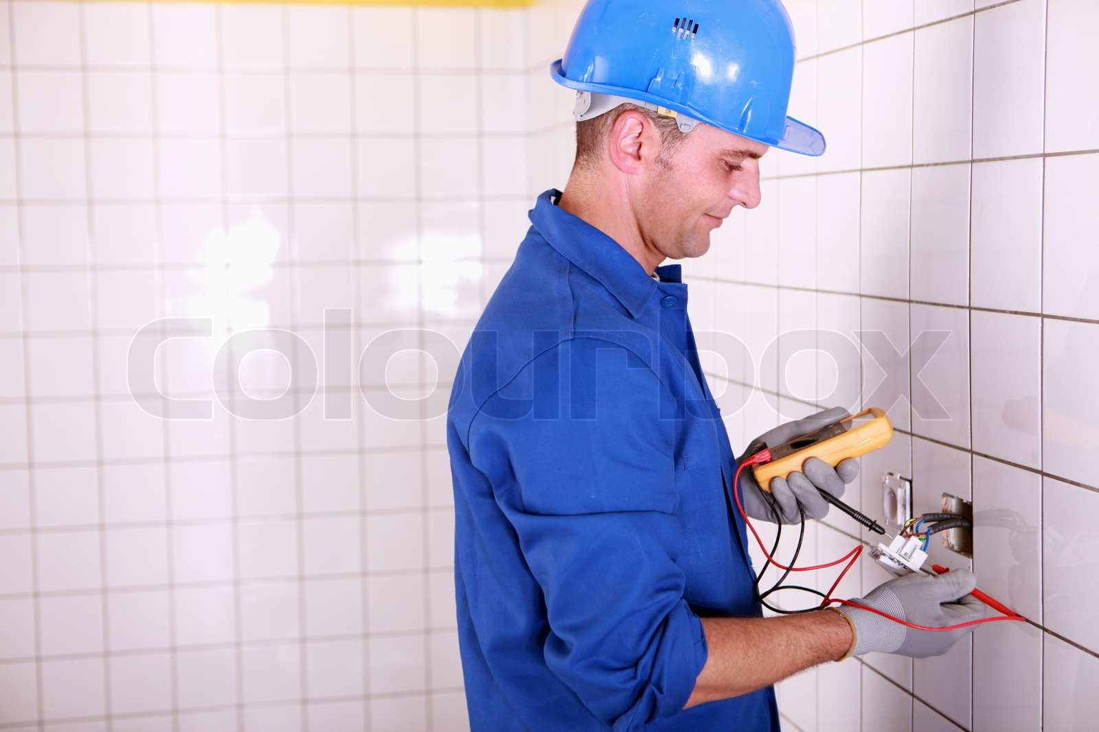 Elektriker testet den Strom mit einem Multimeter | Stock Bild | Colourbox