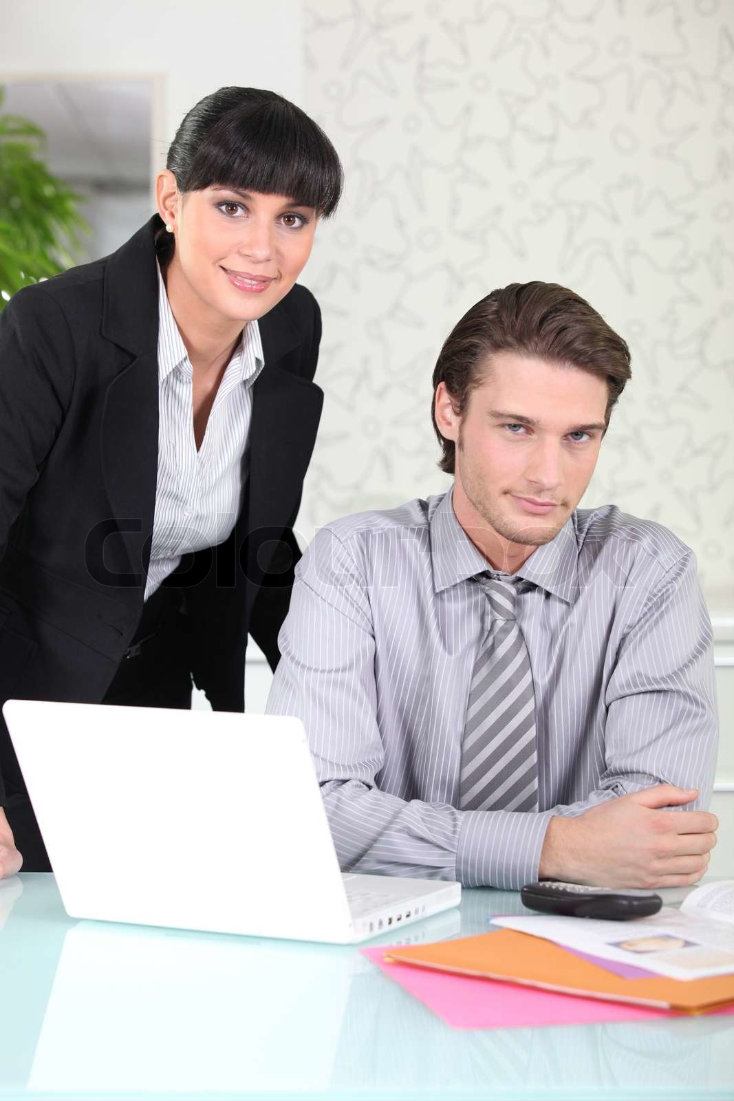 Kolleginnen und Kollegen arbeiten zusammen | Stock Bild | Colourbox