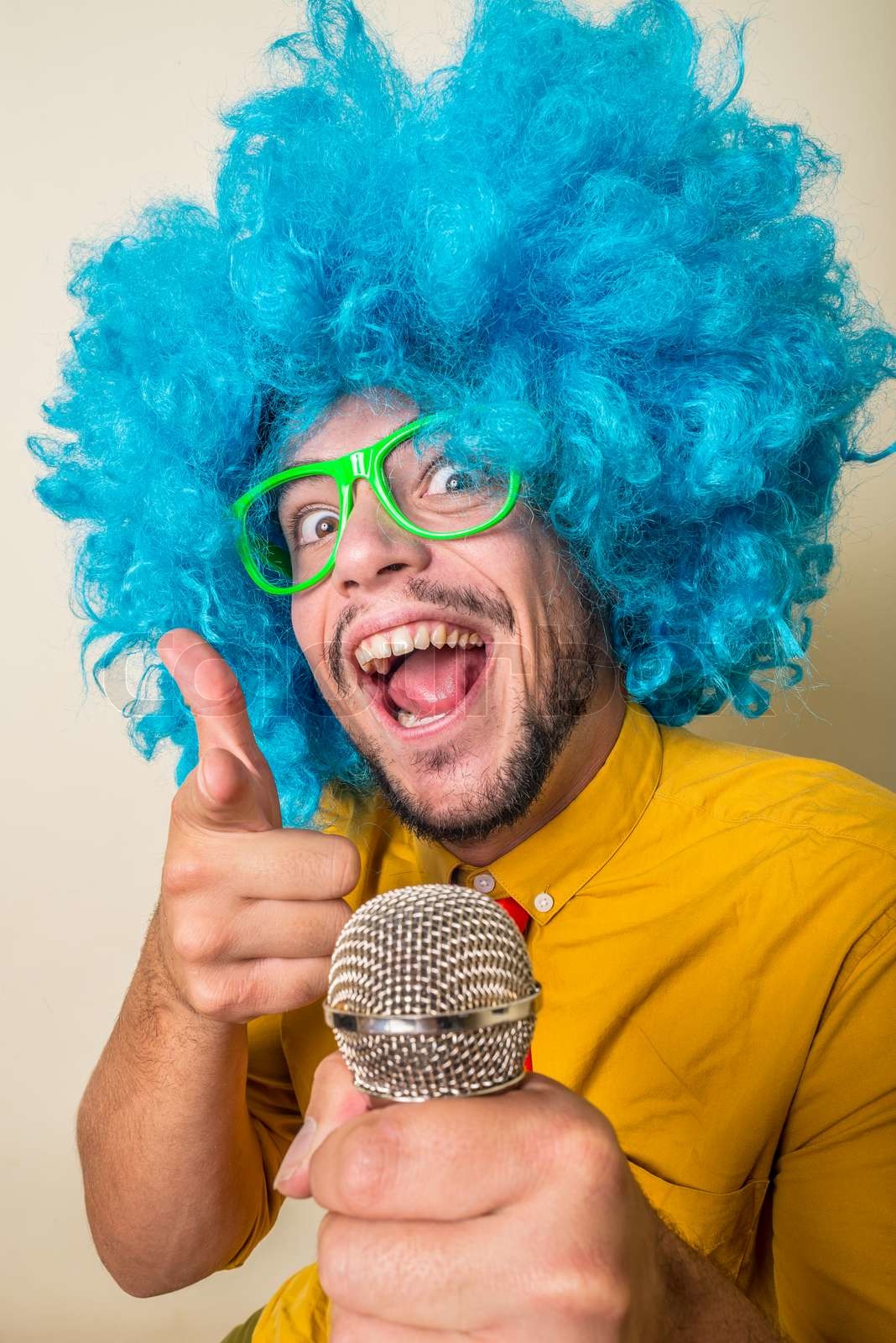 skøre sjove ung mand med blå paryk | Stock foto | Colourbox