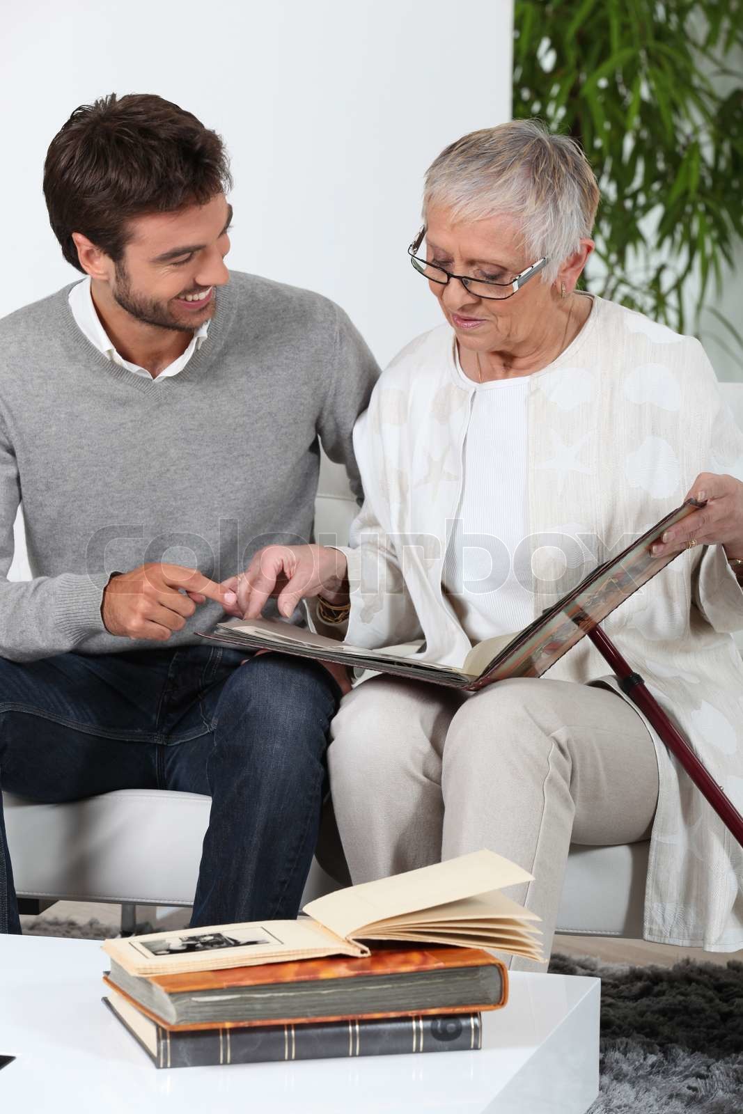 Ältere Menschen , die Fotos mit Sohn | Stock Bild | Colourbox