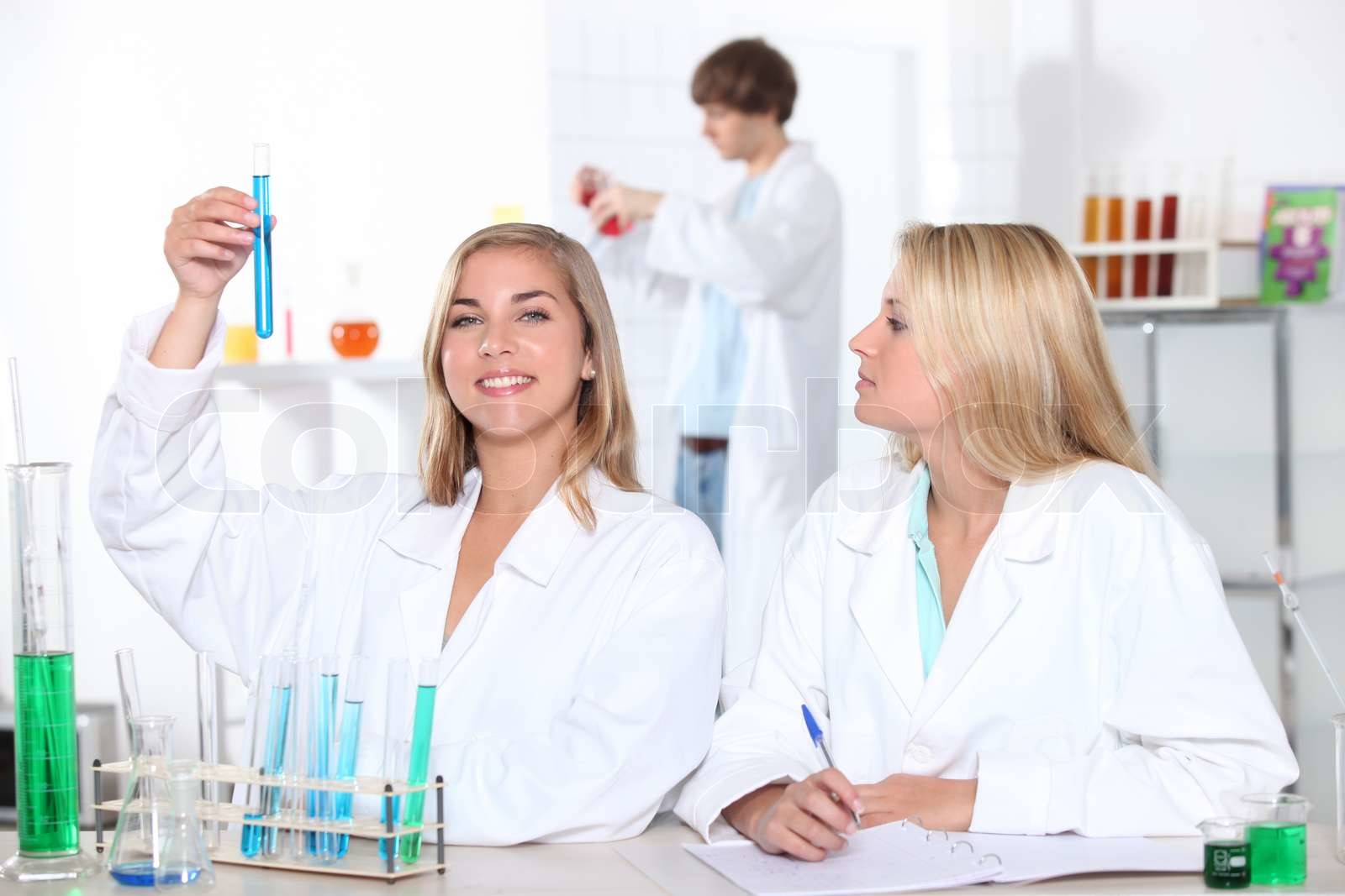 Studenten in einem Chemie-Klasse | Stock Bild | Colourbox