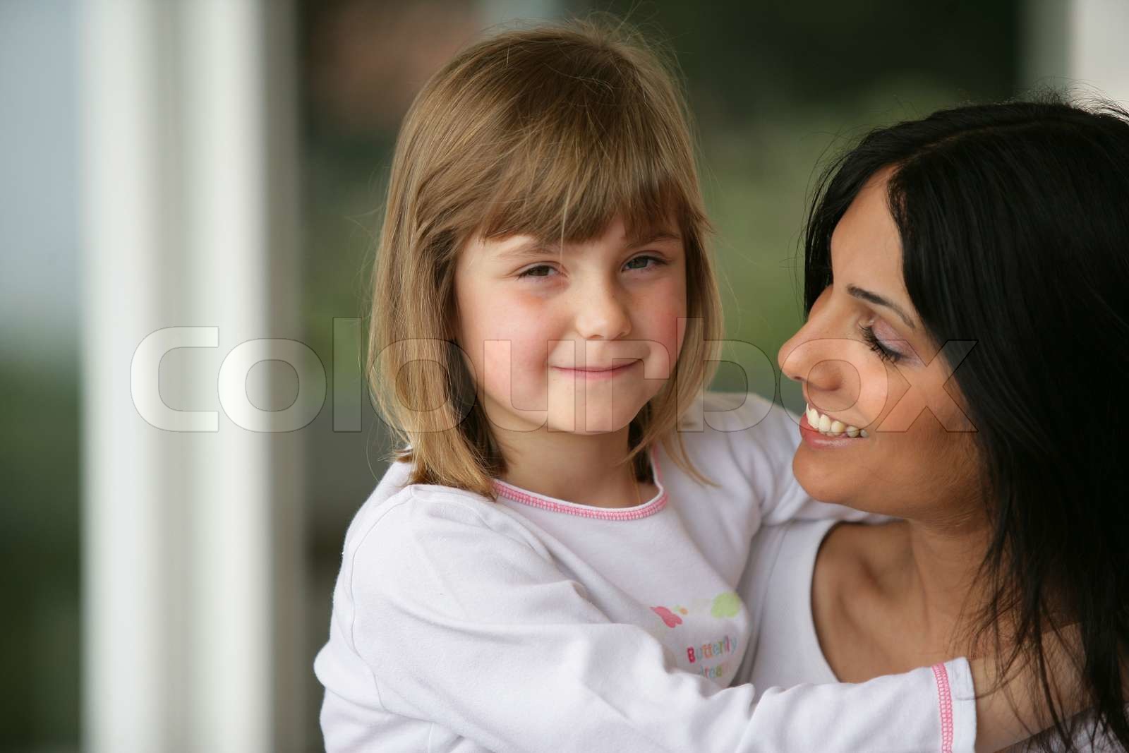 Mor Og Datter Derhjemme Stock Foto Colourbox
