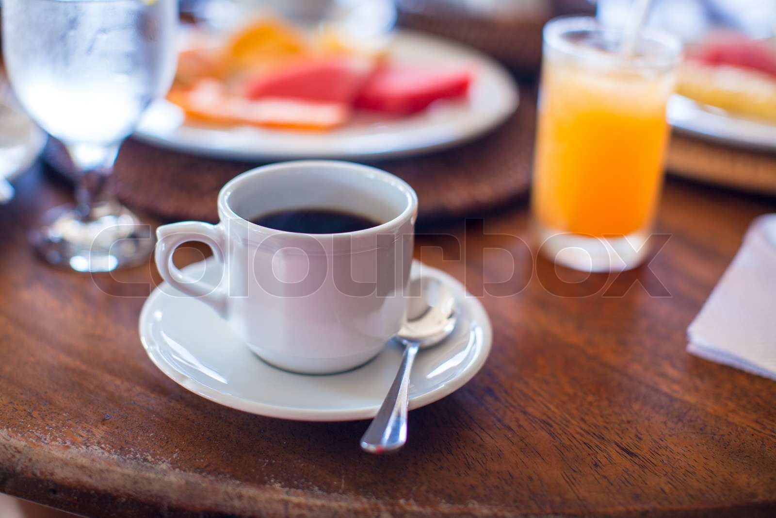 Schwarzer Kaffee , Saft und Obst zum Frühstück in einem Café in ...