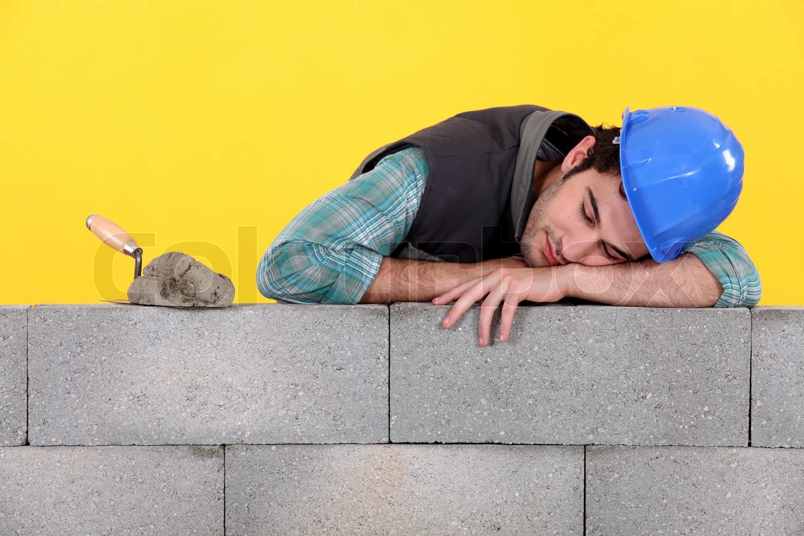 Builder schlafend auf einer Wand | Stock Bild | Colourbox