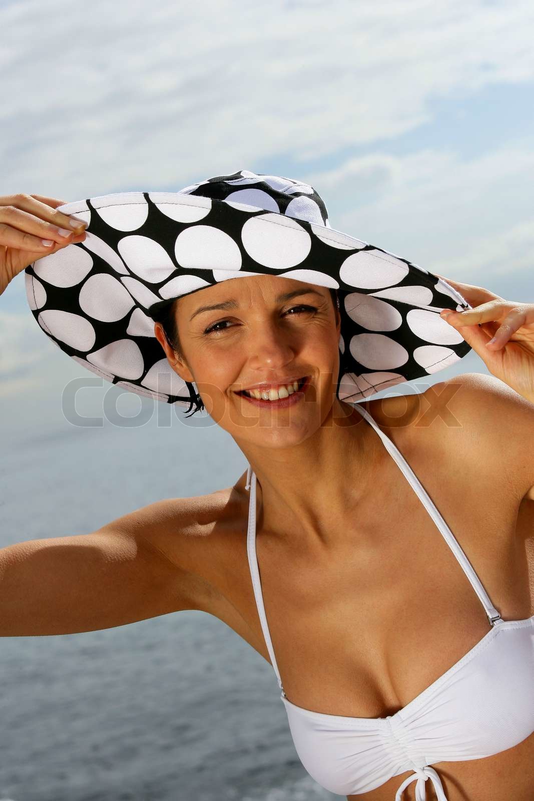 Kvinde Iført Hat Og Bikini På Stranden Stock Foto Colourbox