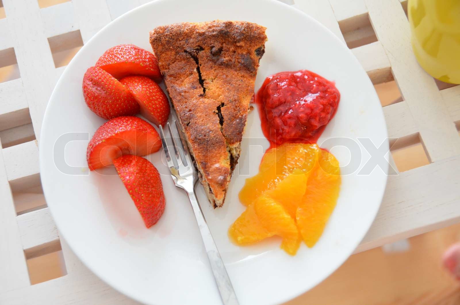dessert cake and fresh fruit on a plate - dessert kage og frisk frugt ...