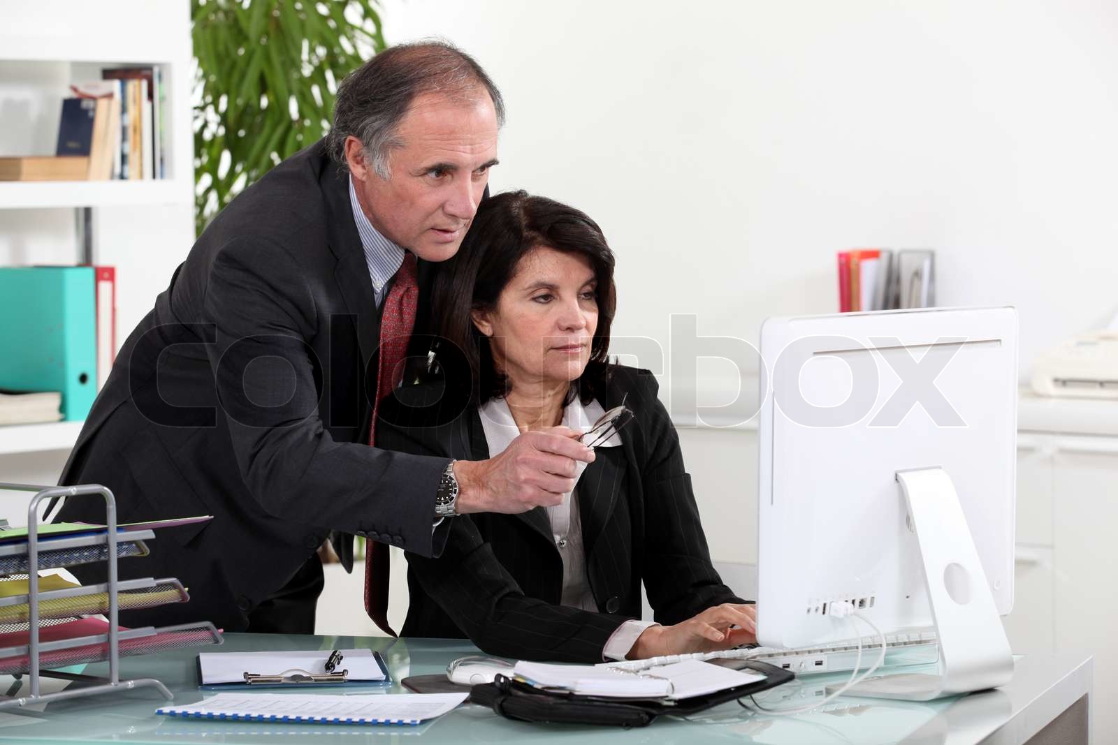 Kolleginnen und Kollegen arbeiten zusammen an einem Projekt | Stock ...