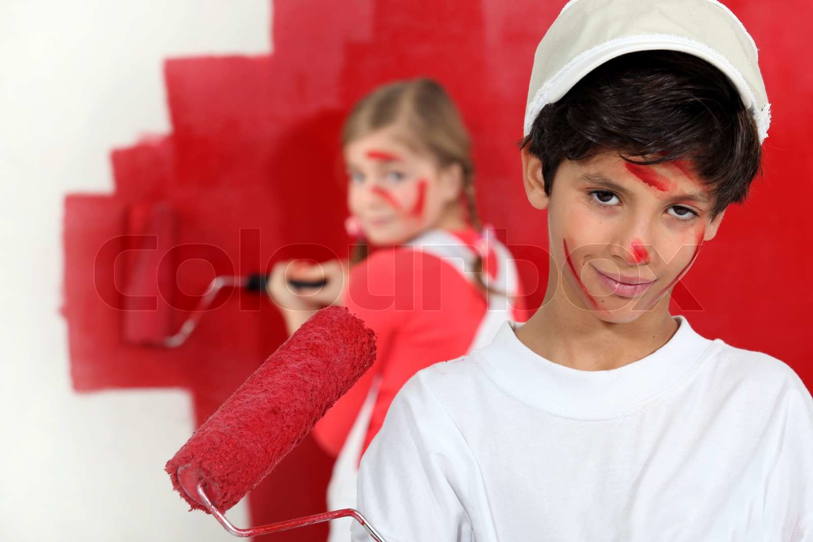 Kinder malen ein Zimmer rot | Stock Bild | Colourbox