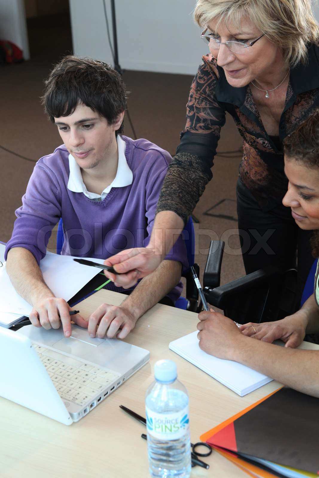 Weibliche Lehrer unterstützen ihre Schüler | Stock Bild | Colourbox