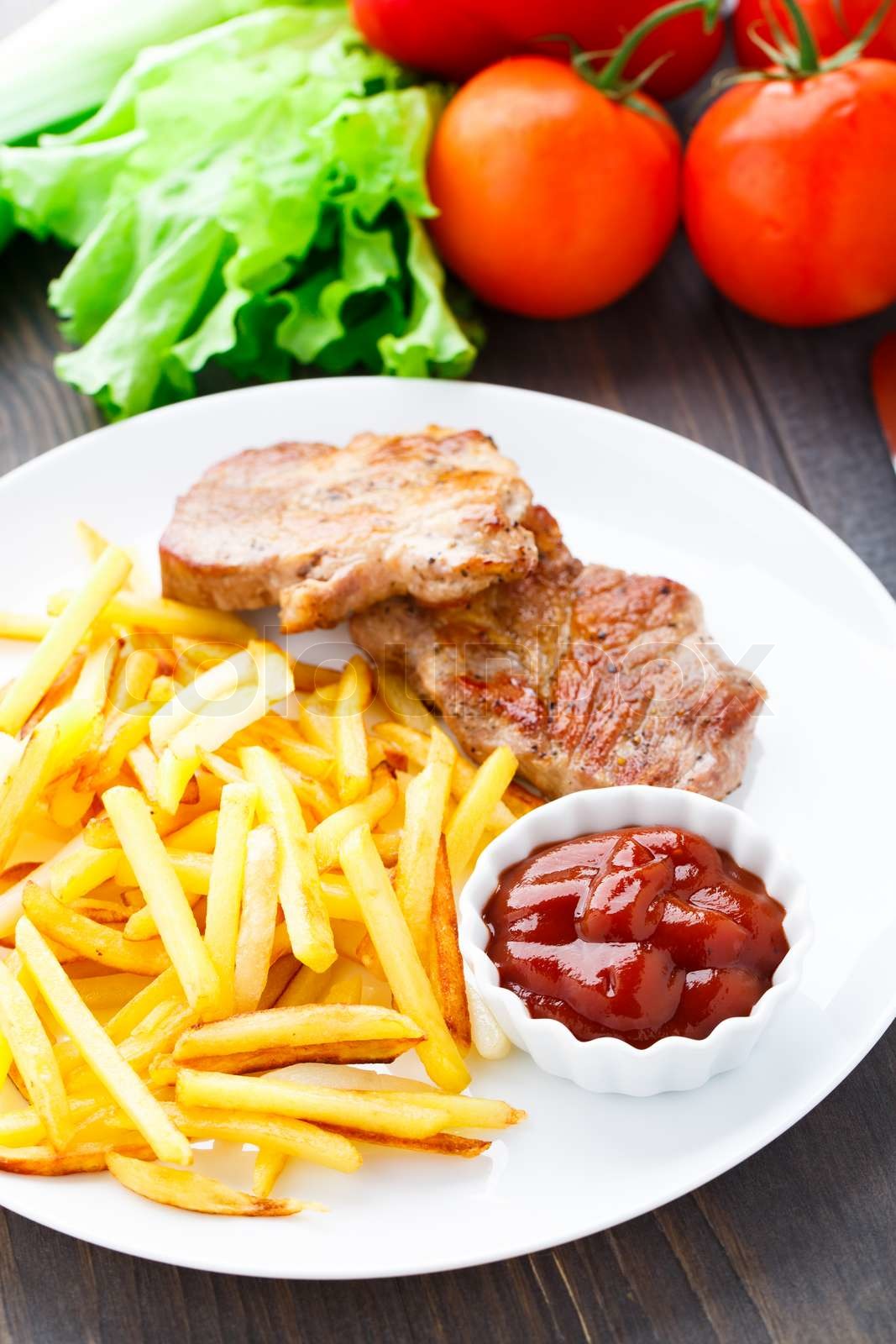 Stegt bøf med pommes frites | Stock foto | Colourbox