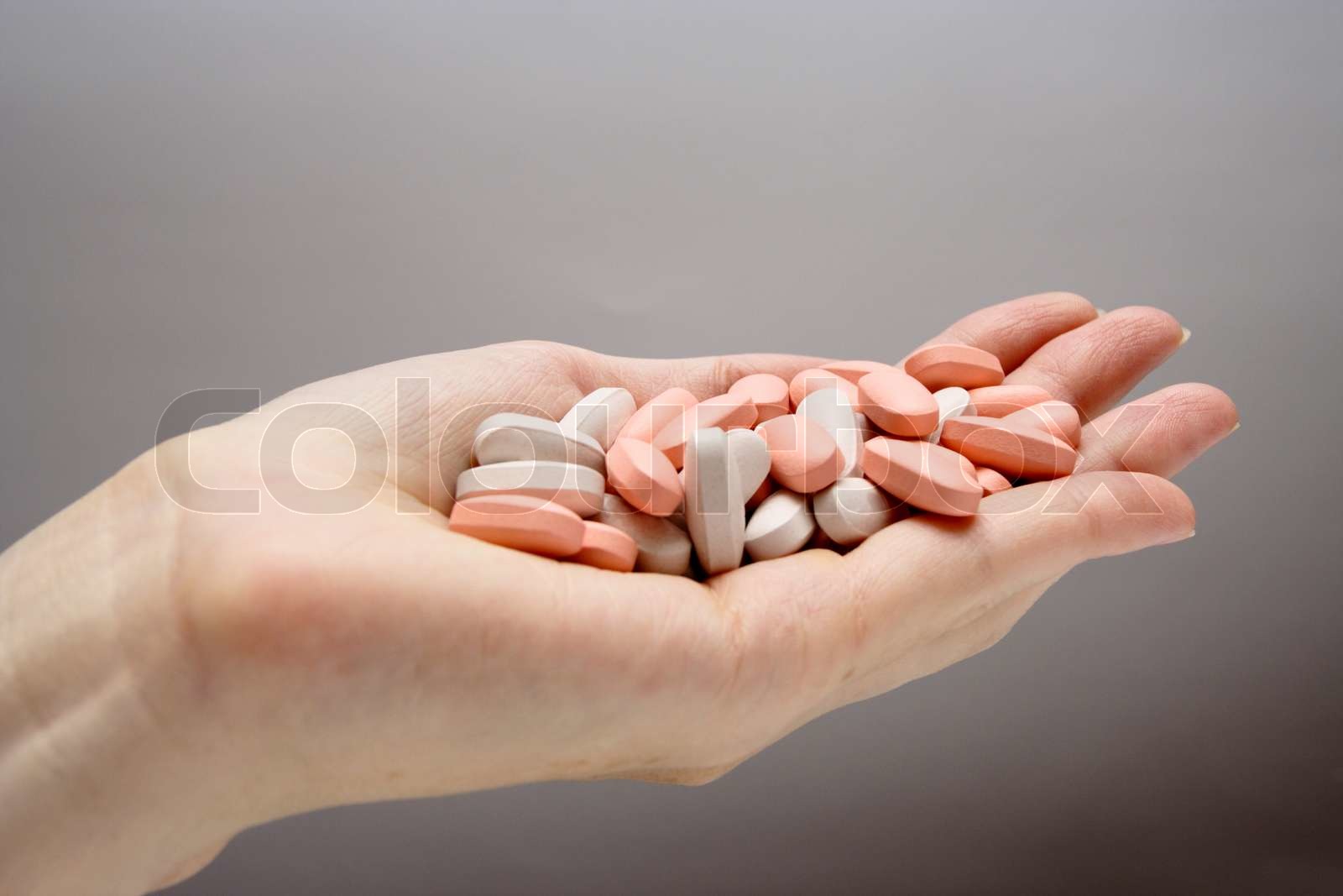 hånd fuld af piller | Stock foto | Colourbox
