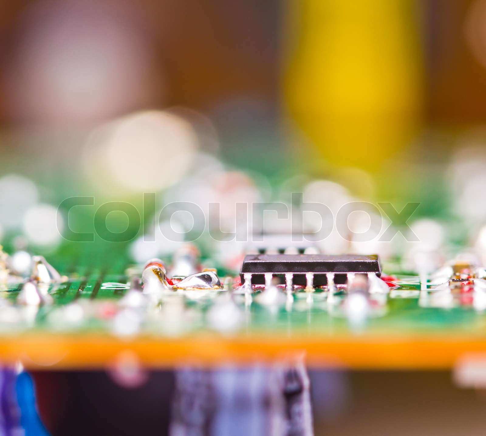 Detalje af et elektronisk printkort med mange elektriske komponenter ...