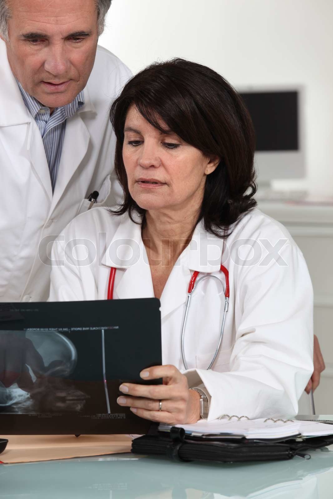 Ärzte untersuchen Röntgen | Stock Bild | Colourbox