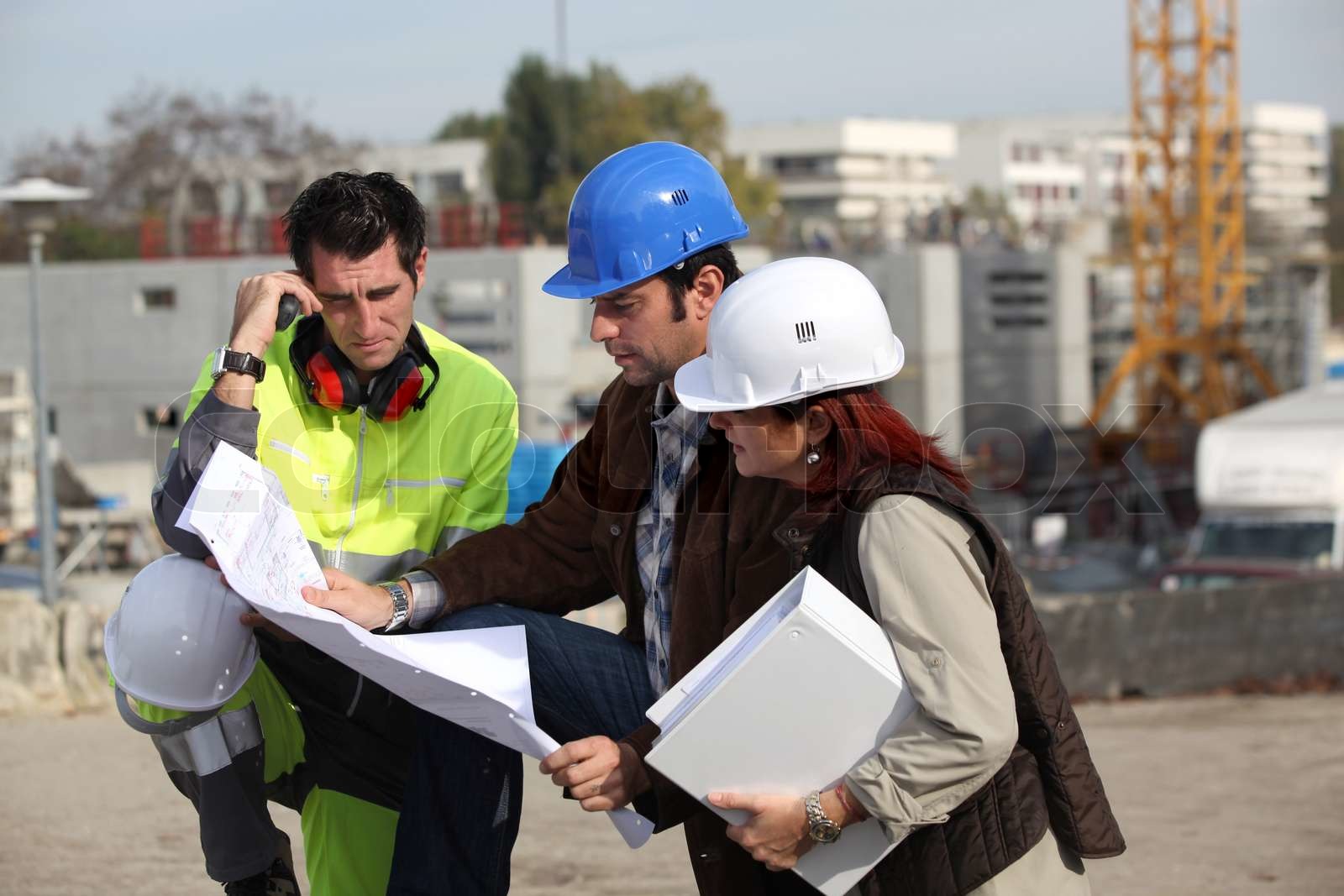 Vorarbeiter erläutern anstehende Arbeiten an Kollegen | Stock Bild ...