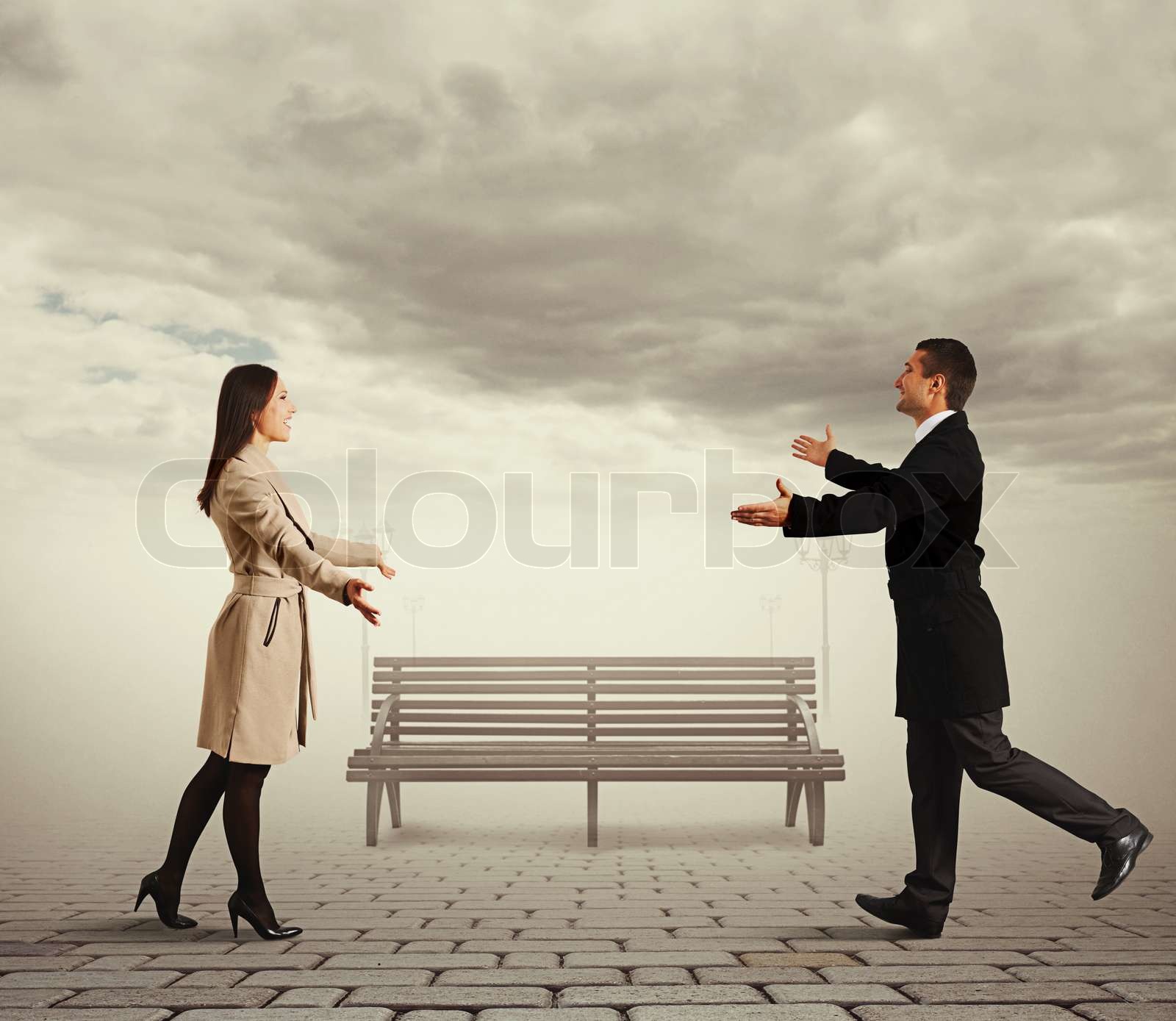paar wollen einander auf der Straße begegnen | Stock Bild | Colourbox