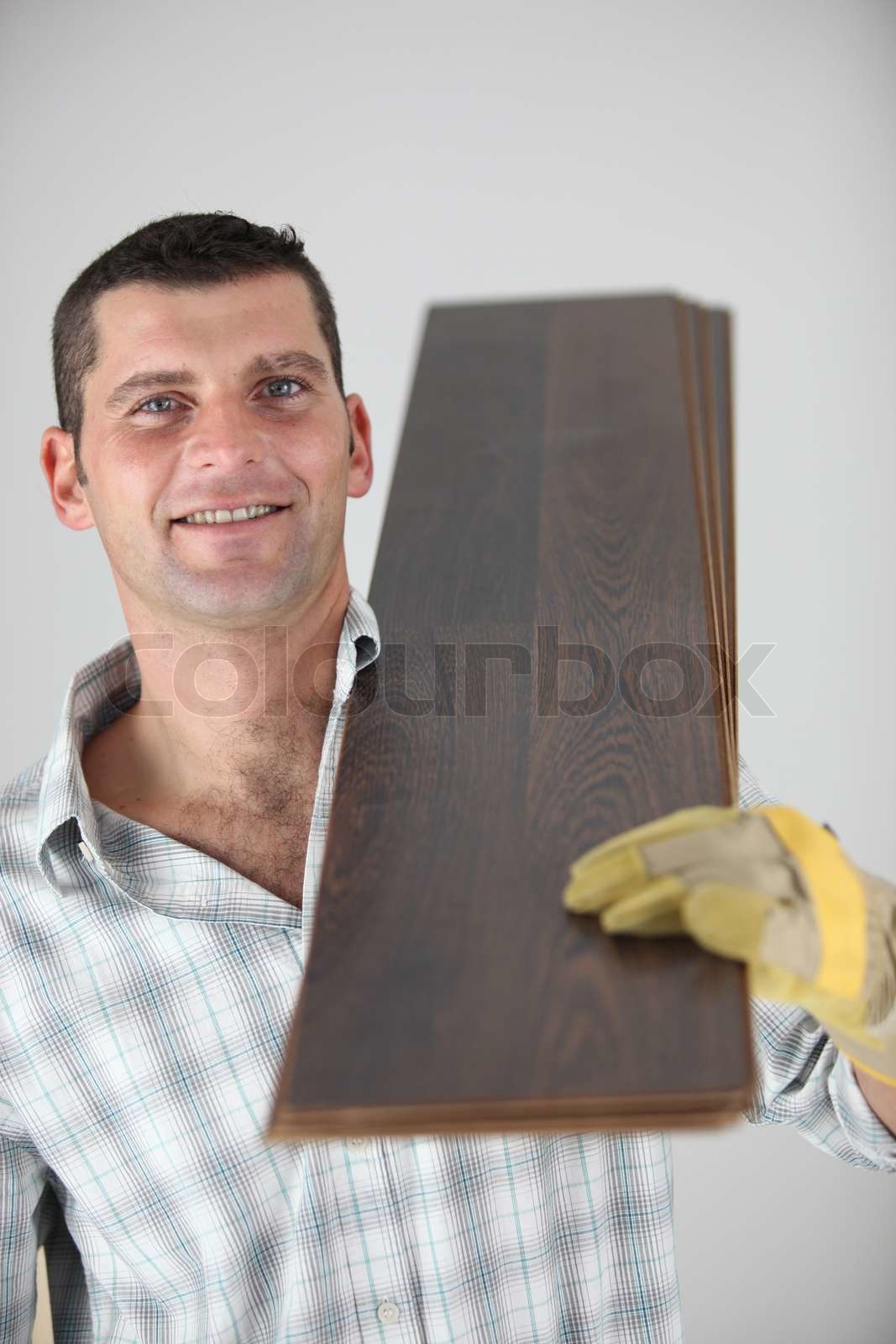 Handwerker mit Holzbrettern | Stock Bild | Colourbox