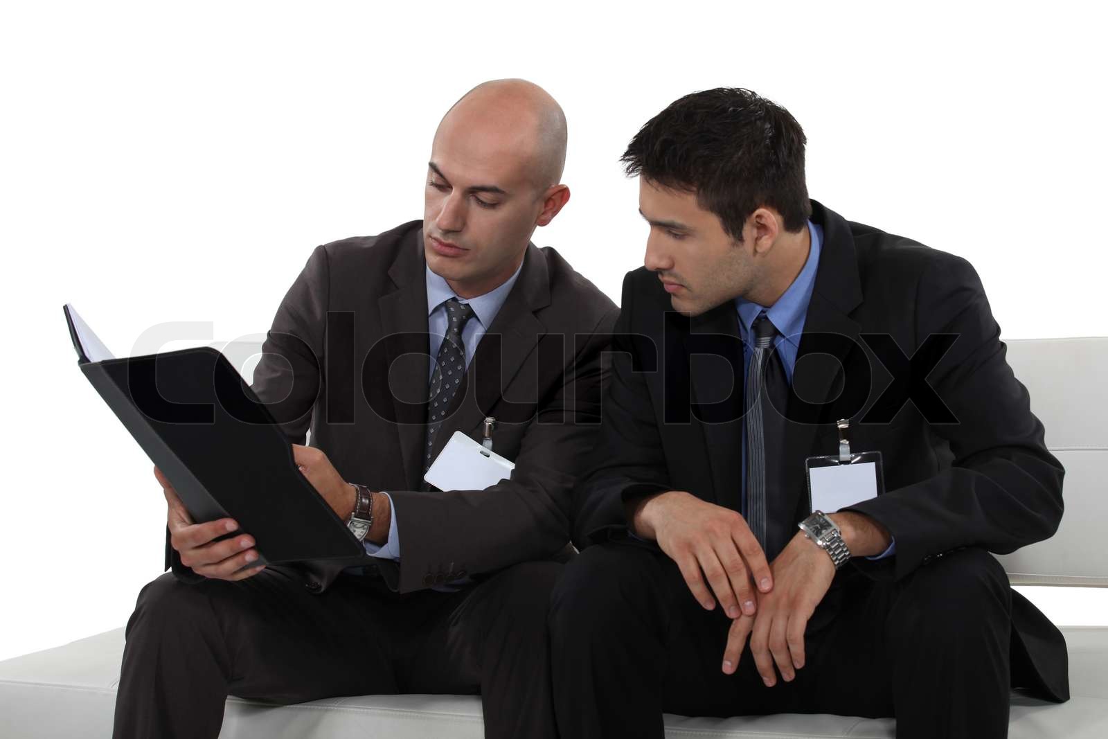 Geschäftsleute, die einen Bericht lesen | Stock Bild | Colourbox