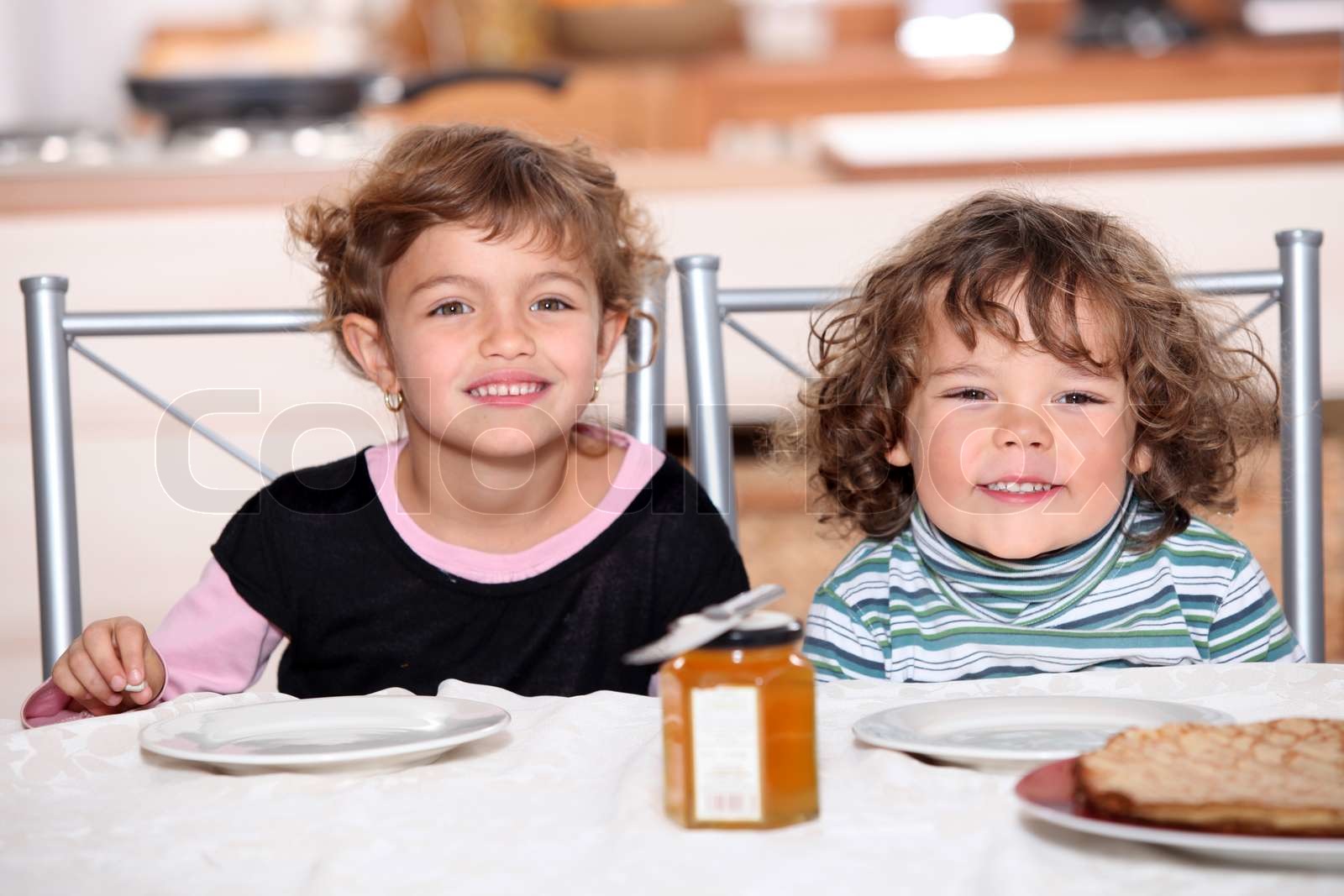 Kinder naschen | Stock Bild | Colourbox