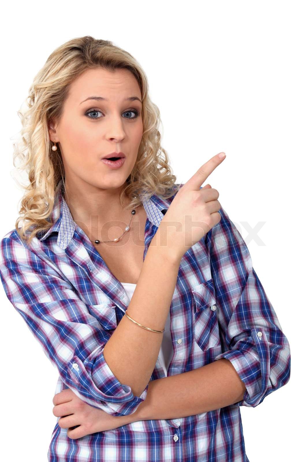 junge blonde Frau, die etwas zeigen | Stock Bild | Colourbox