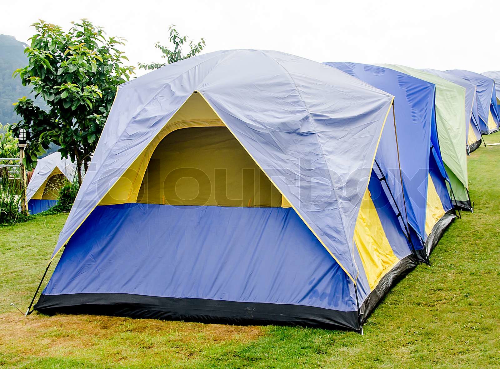 blaue Zelt sitzend auf einem Campingplatz | Stock Bild | Colourbox