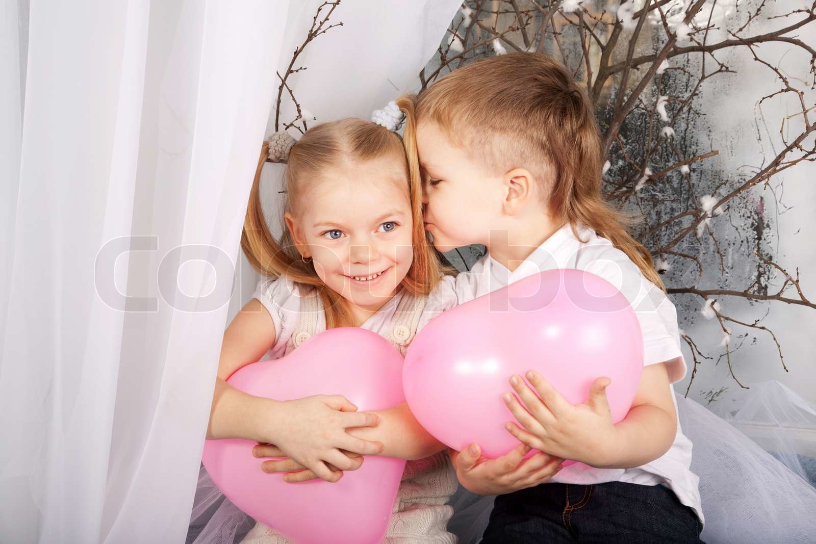 kleine Jungen und Mädchen verliebt. kleine Kinder knuddeln | Stock Bild ...