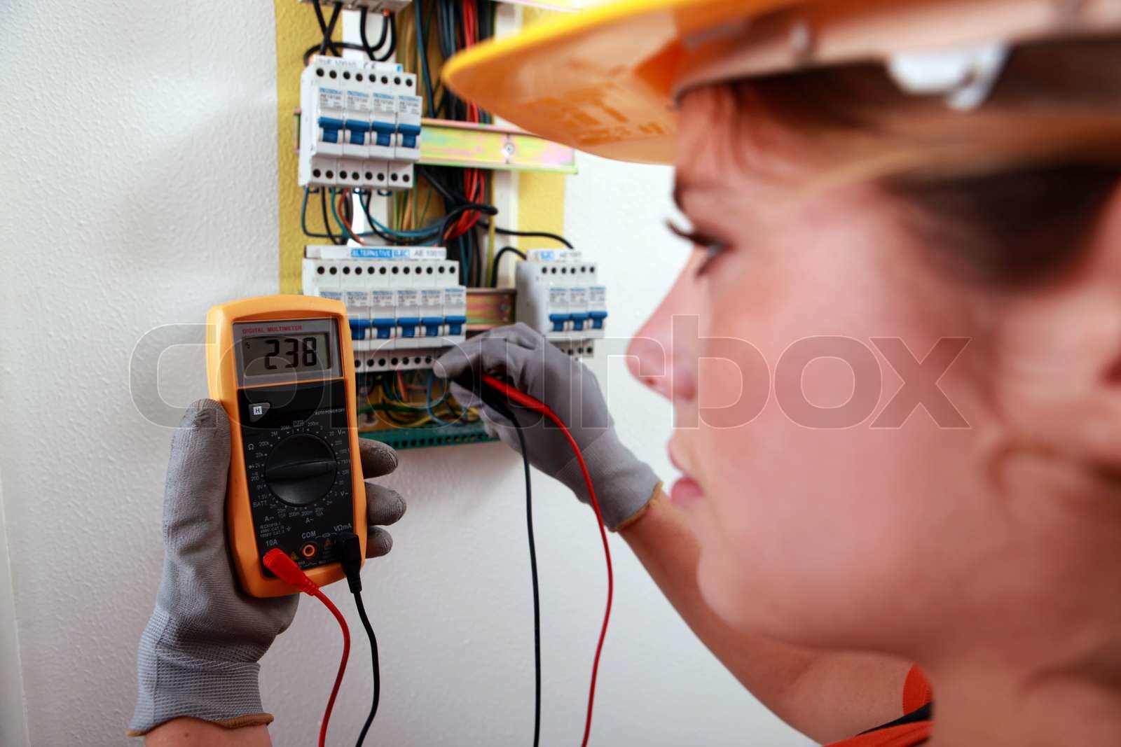 Elektriker mit einem multimeter | Stock Bild | Colourbox