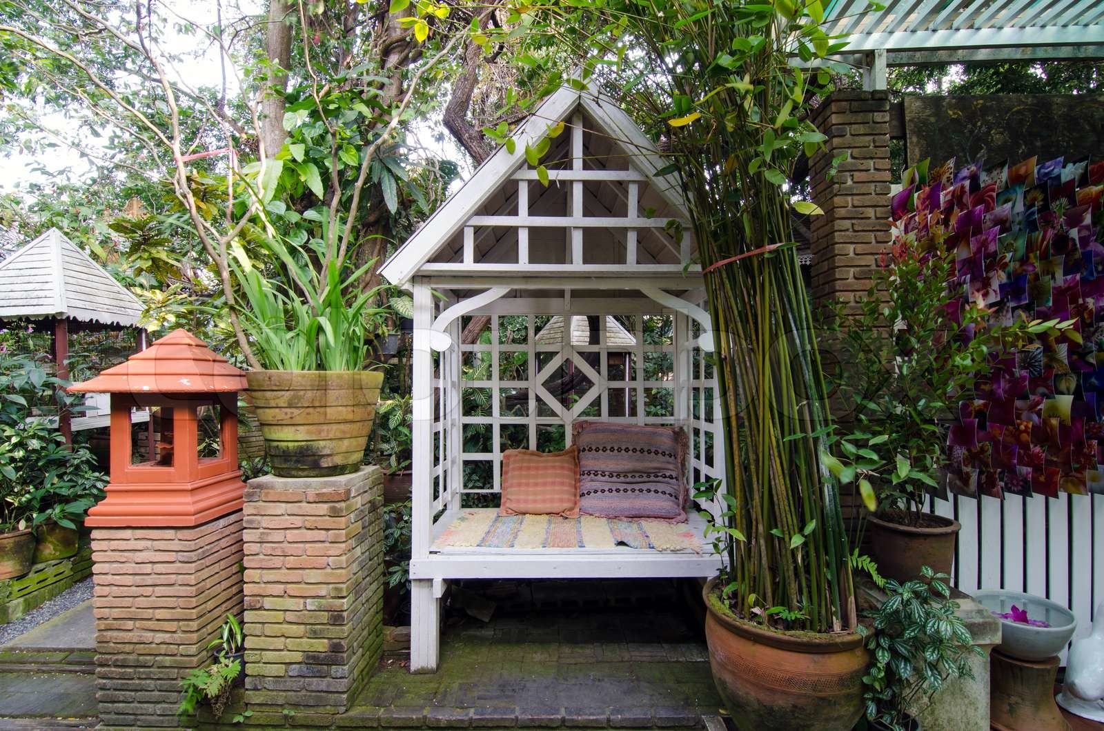 Vintage Laube im Garten | Stock Bild | Colourbox