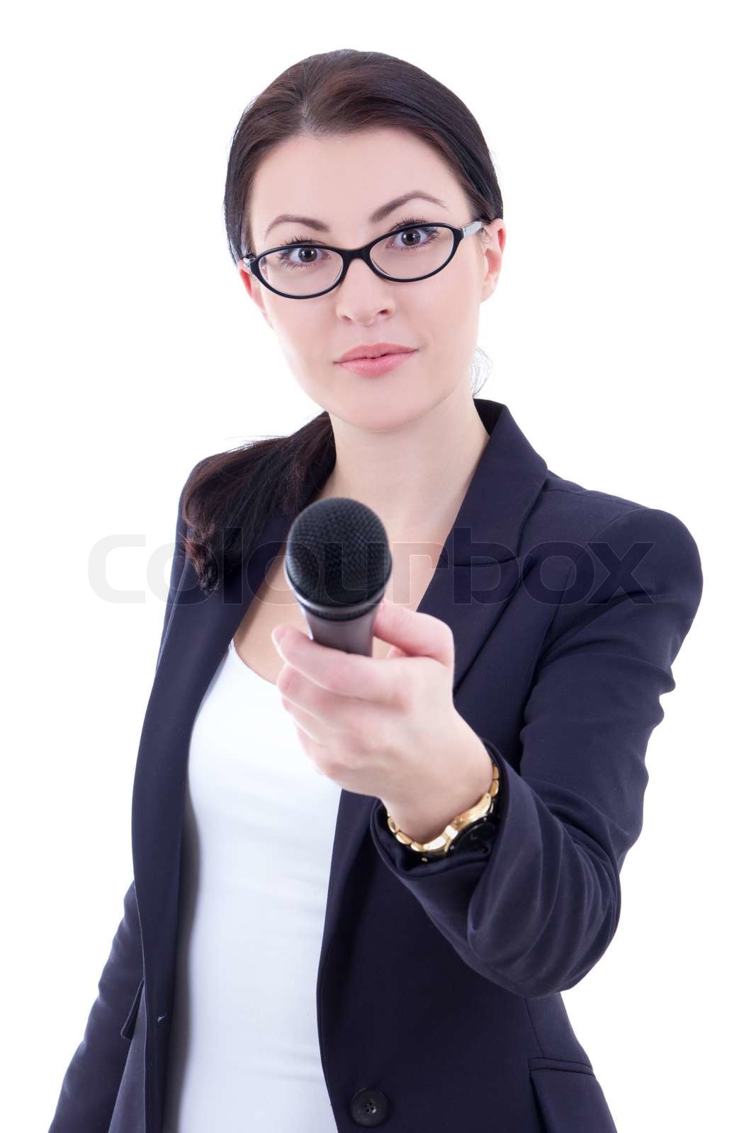 junge Journalistin mit Mikrofon unter Interview isoliert auf weiss ...