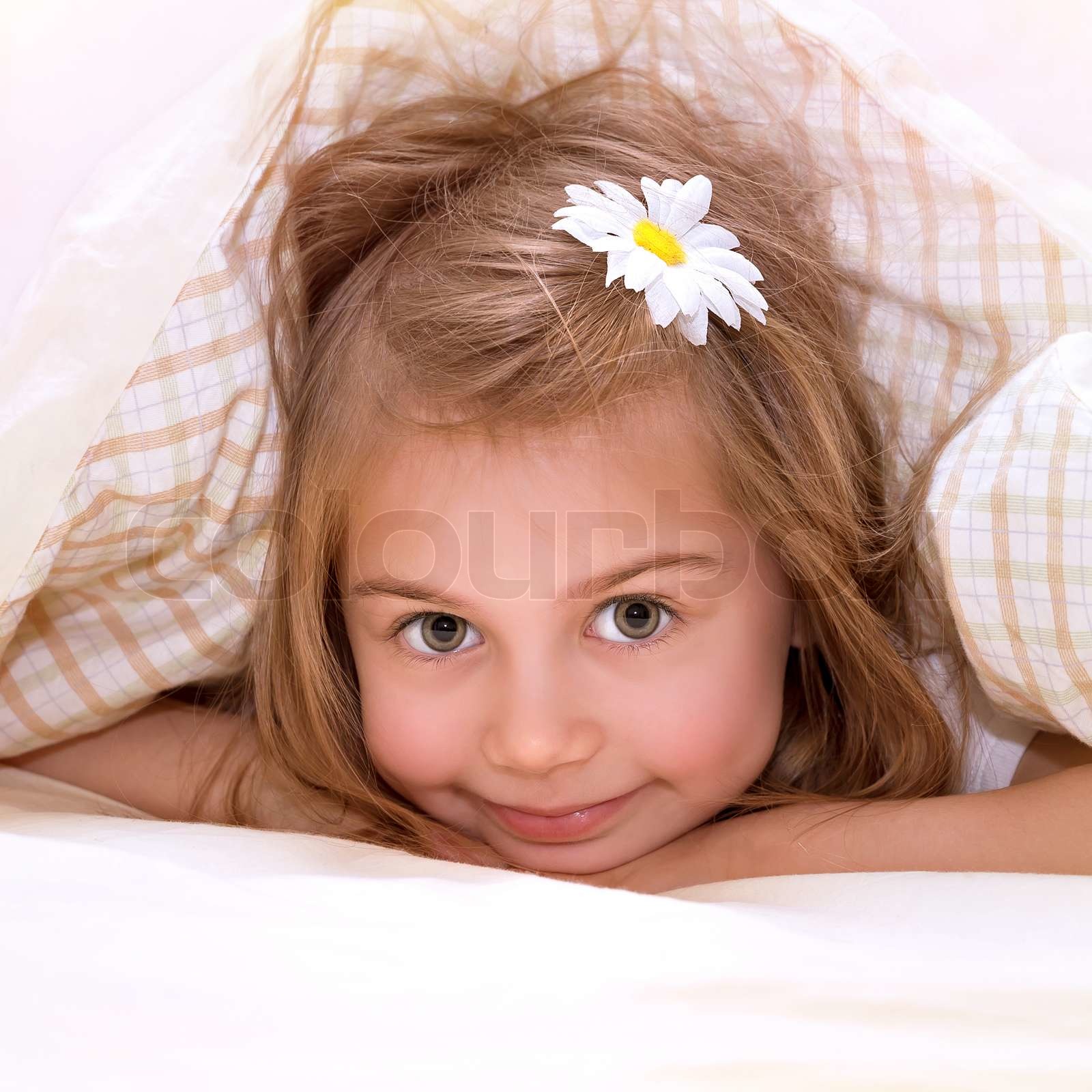 Kleines Mädchen Im Bett Stock Bild Colourbox