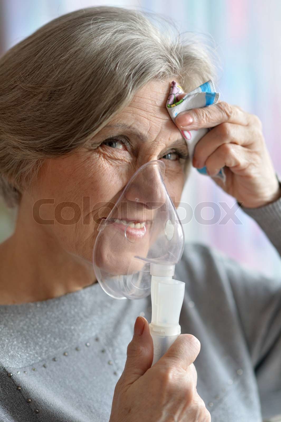 ältere Frau macht Einatmen | Stock Bild | Colourbox