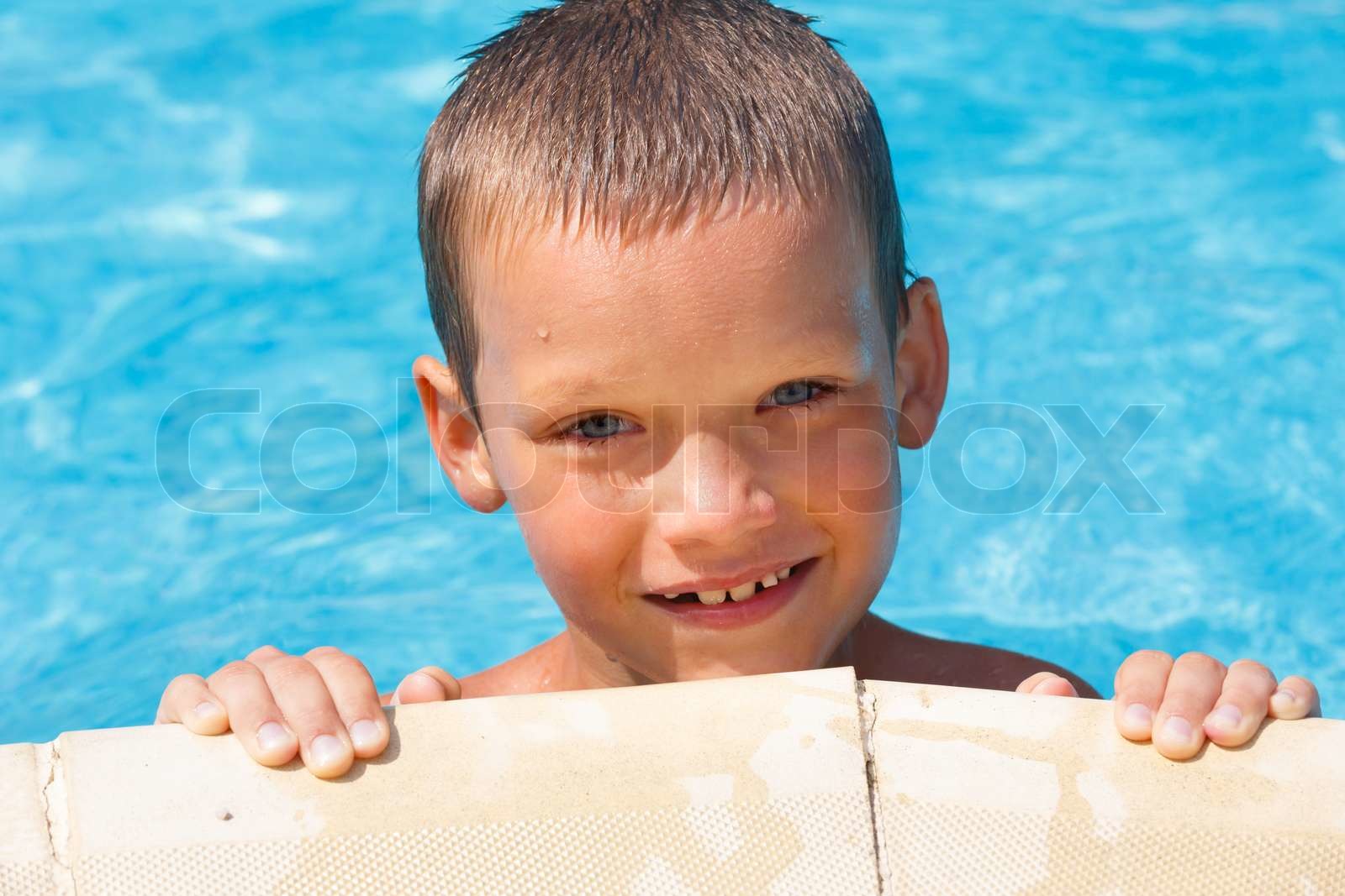 Junge im Sommer-Freibad. | Stock Bild | Colourbox