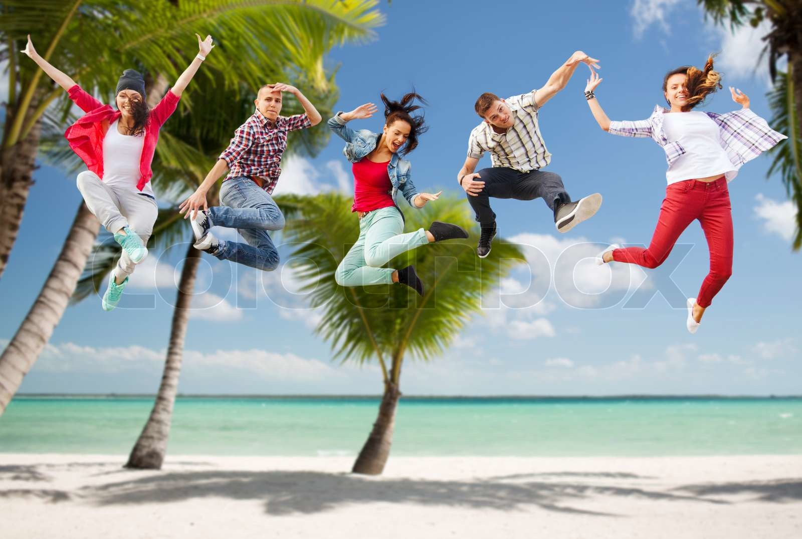 Gruppe von Teenagern, die springen | Stock Bild | Colourbox