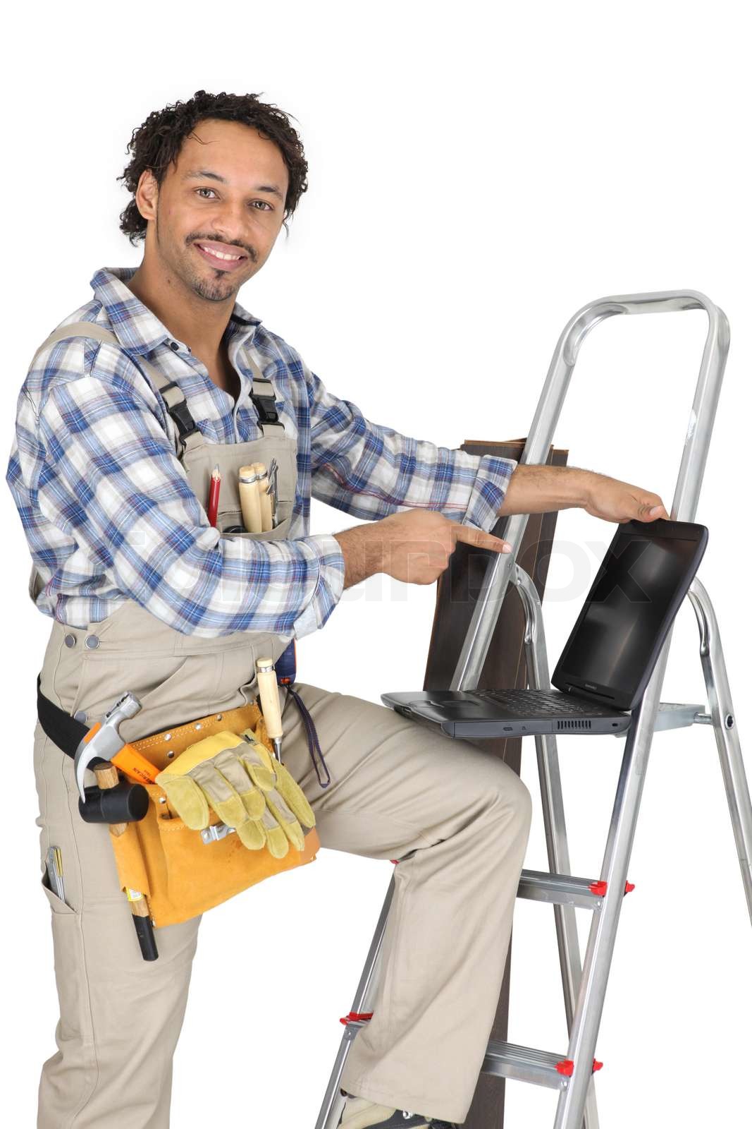 Handwerker mit Leiter Stand und zeigte auf laptop | Stock Bild | Colourbox