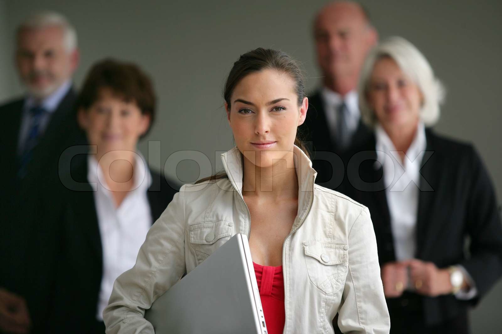 Praktikant posiert mit ihrem Vorgesetzten | Stock Bild | Colourbox
