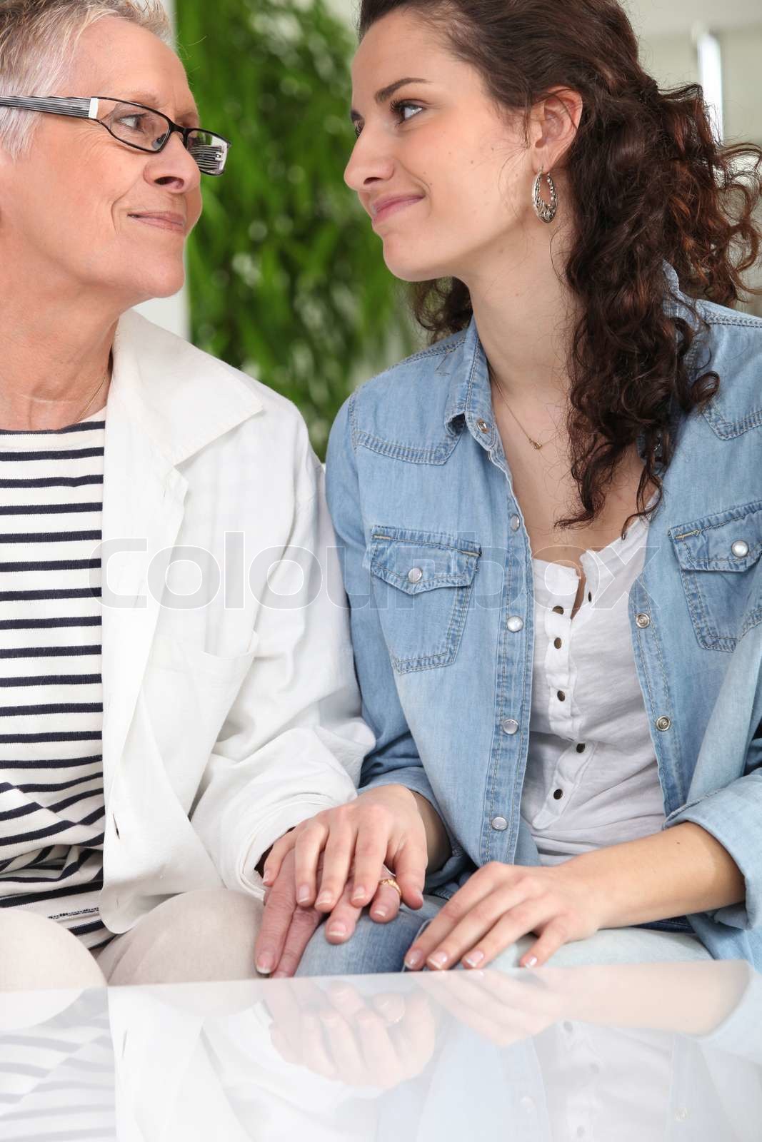 Oma Und Enkelin Betrachten Einander Zärtlich Stock Bild Colourbox