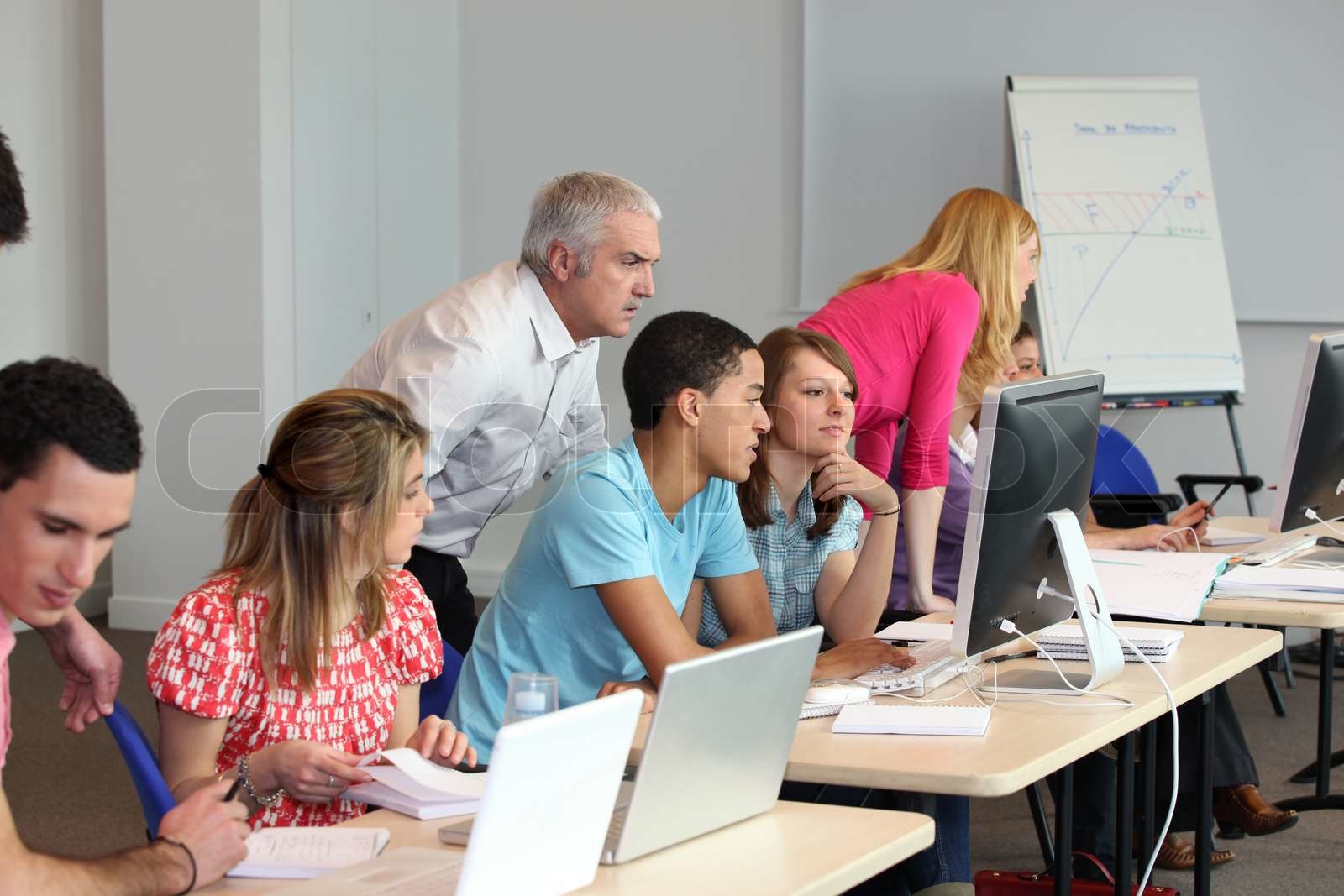 Jugendliche Einsatz von Computern im Unterricht | Stock Bild | Colourbox