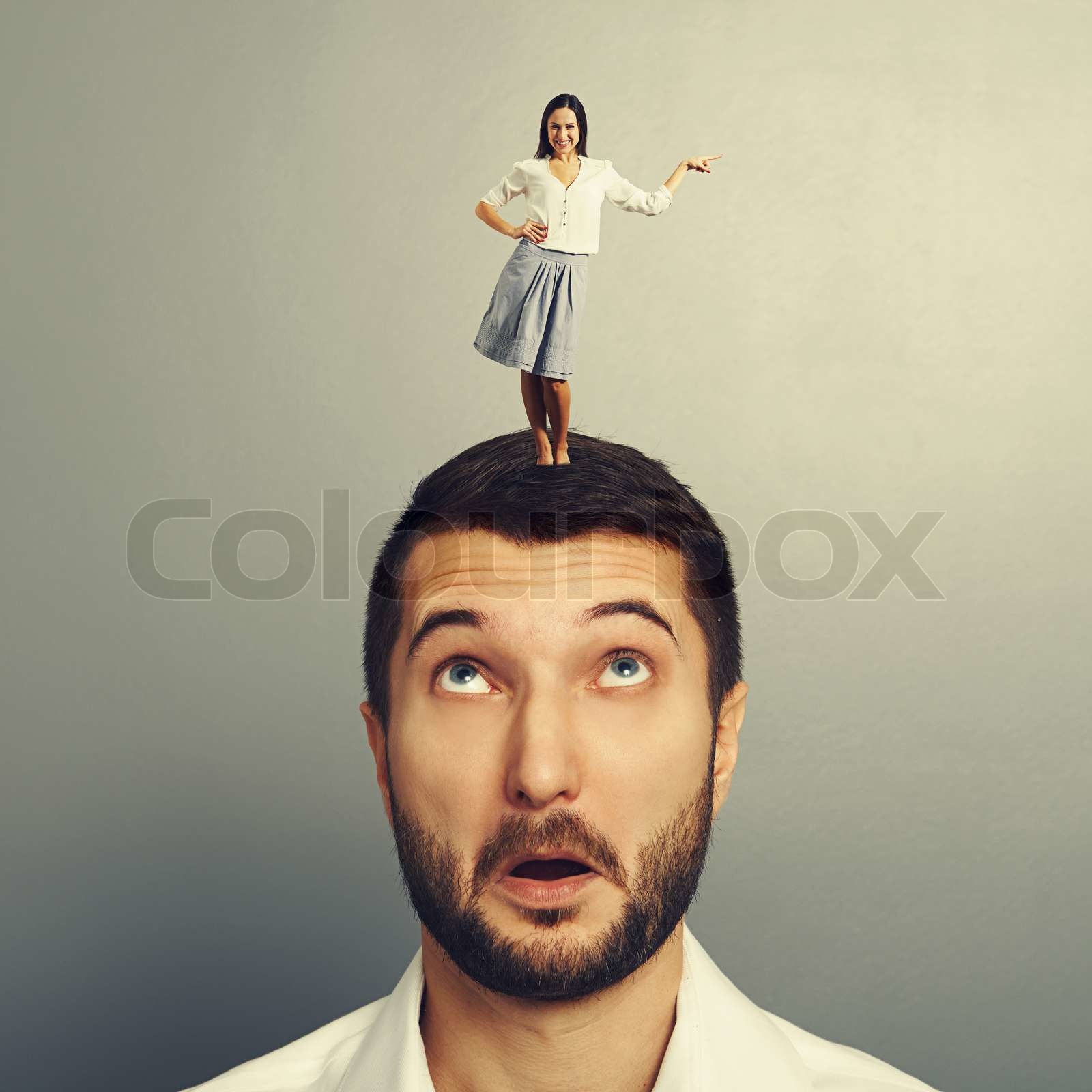 Smiley Frau auf den Kopf des erstaunt Mann | Stock Bild | Colourbox