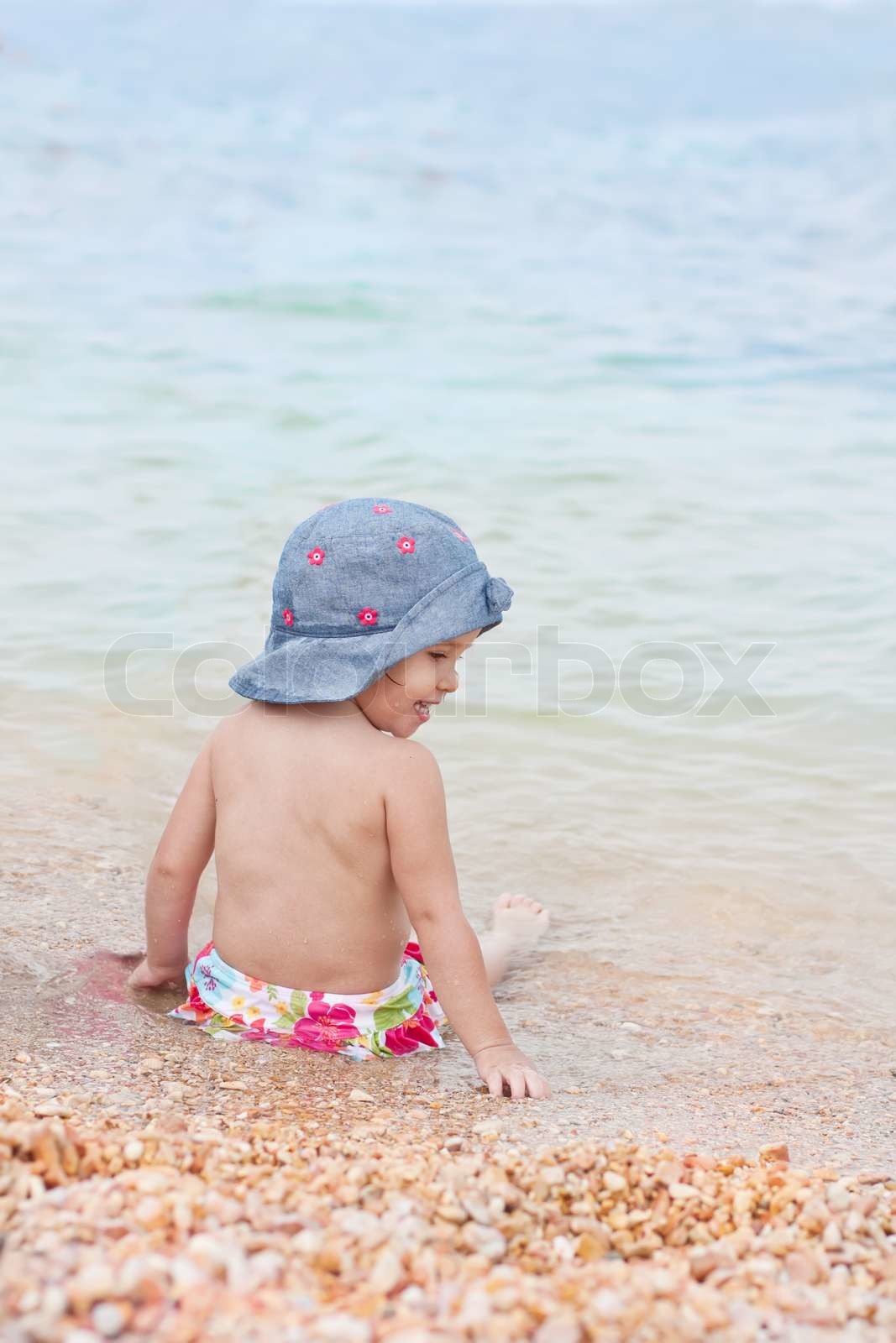 Kleinkind Mädchen in eine Baden | Stock Bild | Colourbox