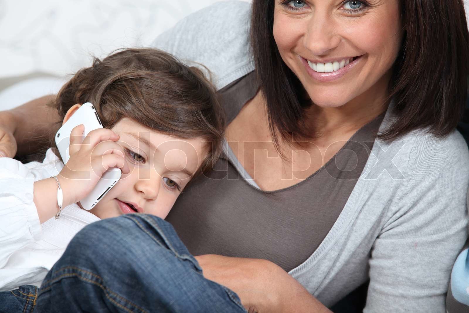 Kind mit Handy | Stock Bild | Colourbox