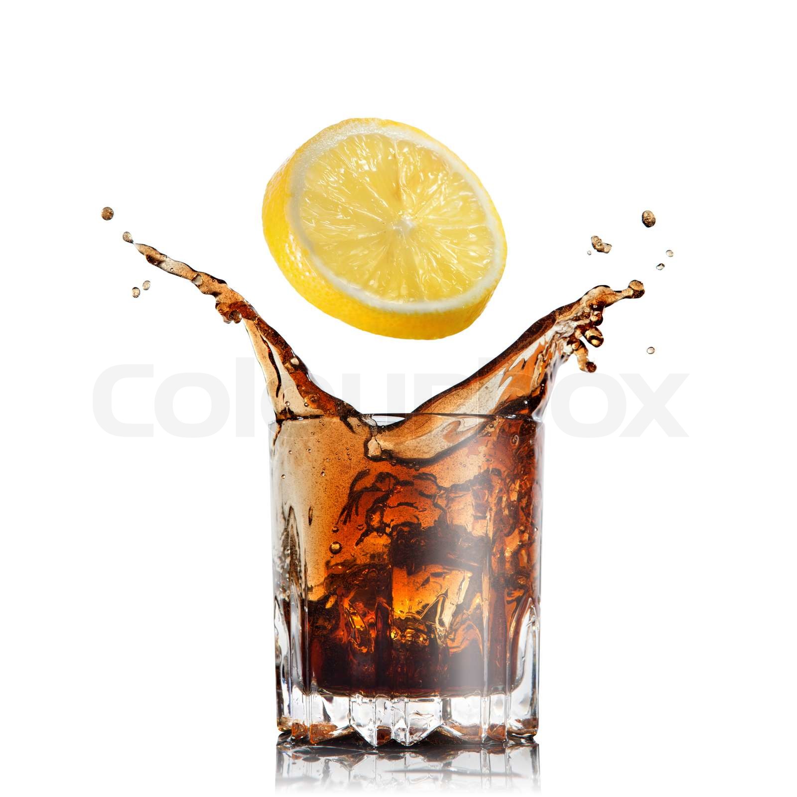 Spritzer Cola im Glas mit Zitrone isoliert auf weiss | Stock Bild ...